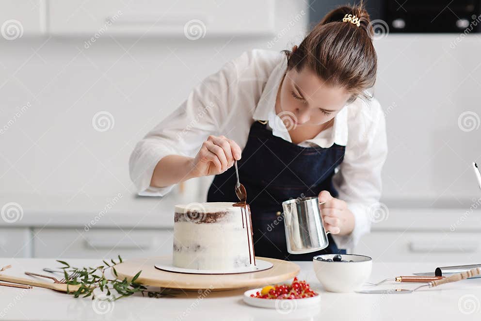 Glad Snygg, Kvinnlig Konst Som Står Med Sin Kaka Samtidigt Som Den Gör ... Glad Snygg, Kvinnlig Konst Som Står Med Sin Kaka Samtidigt Som Den Gör ...