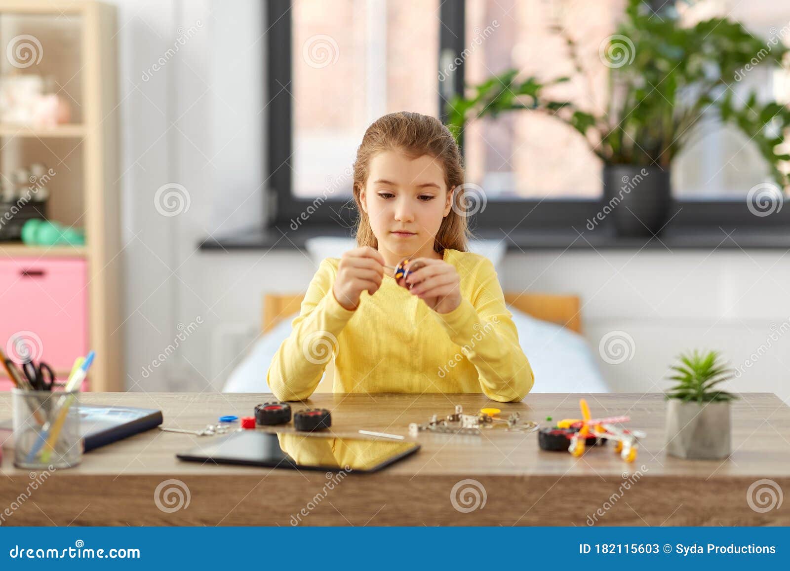 Glad Tjej Leker Med Robotkit Hemma Fotografering För Bildbyråer Bild