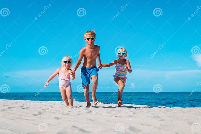 Glada Barn Gillar Strandsemester Och Flickor Har Kul Arkivfoto Bild
