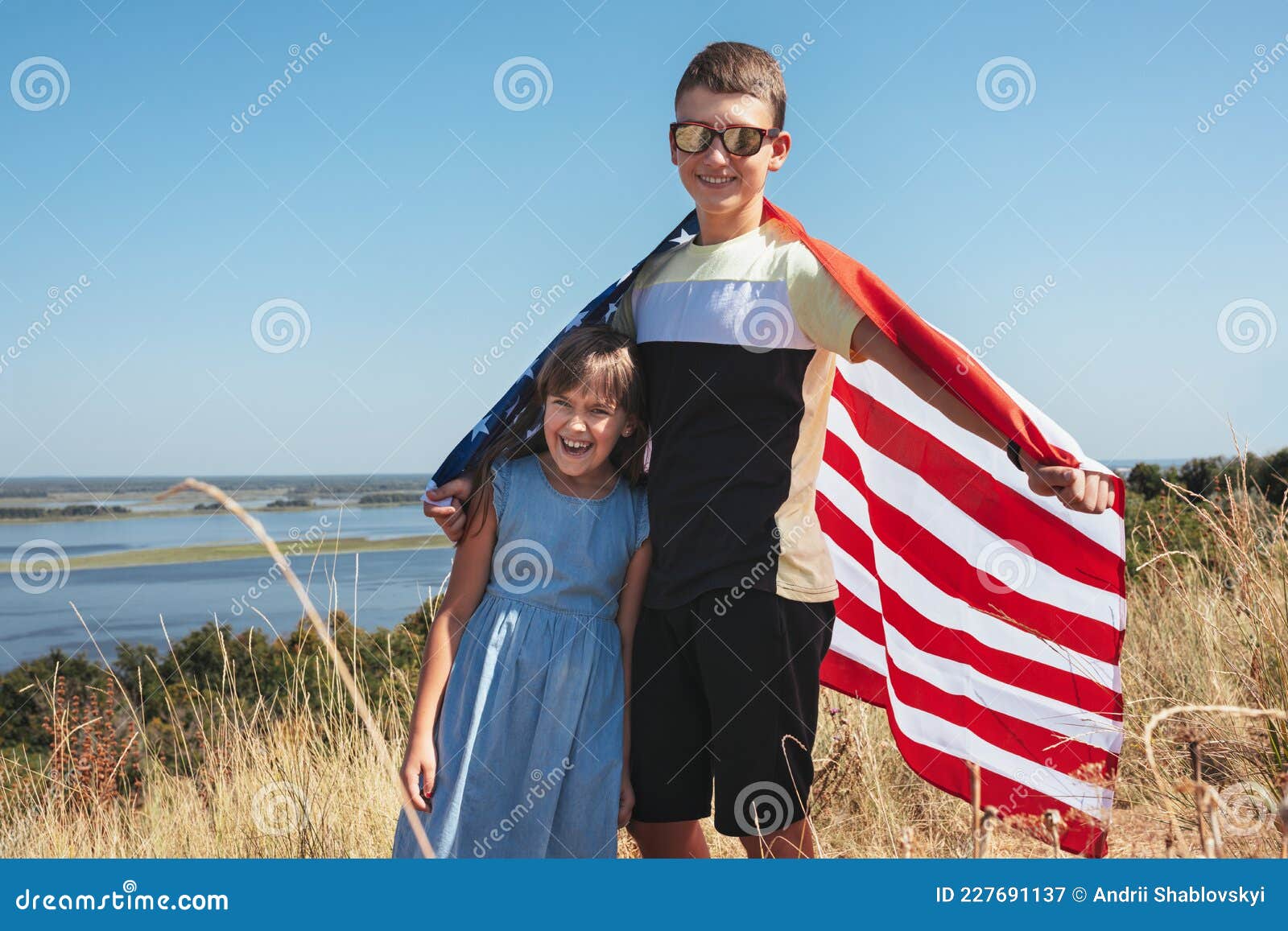 Glada Barn Som Leker Med Amerikanska Flaggor Utomhus Fotografering för ...