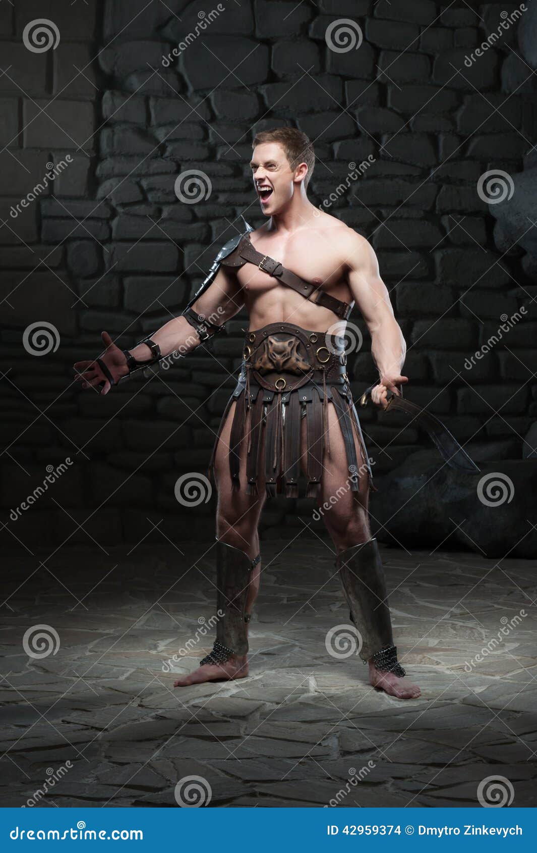 Gladiatore Con La Posa Della Spada Fotografia Stock - Immagine di ...