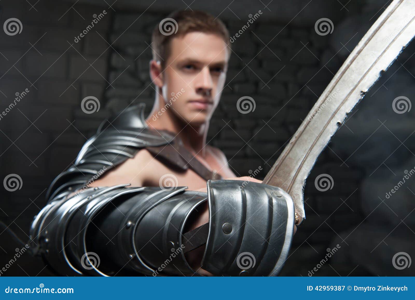 Gladiatore Con La Posa Della Spada Immagine Stock - Immagine di uomo ...