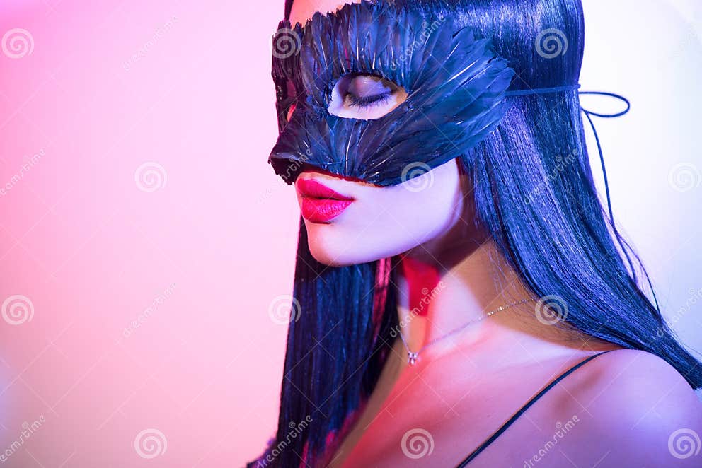 Glamour Belleza Glamour Brunette Mujer Celebrando Llevar Fiesta De Máscaras De Plumas De