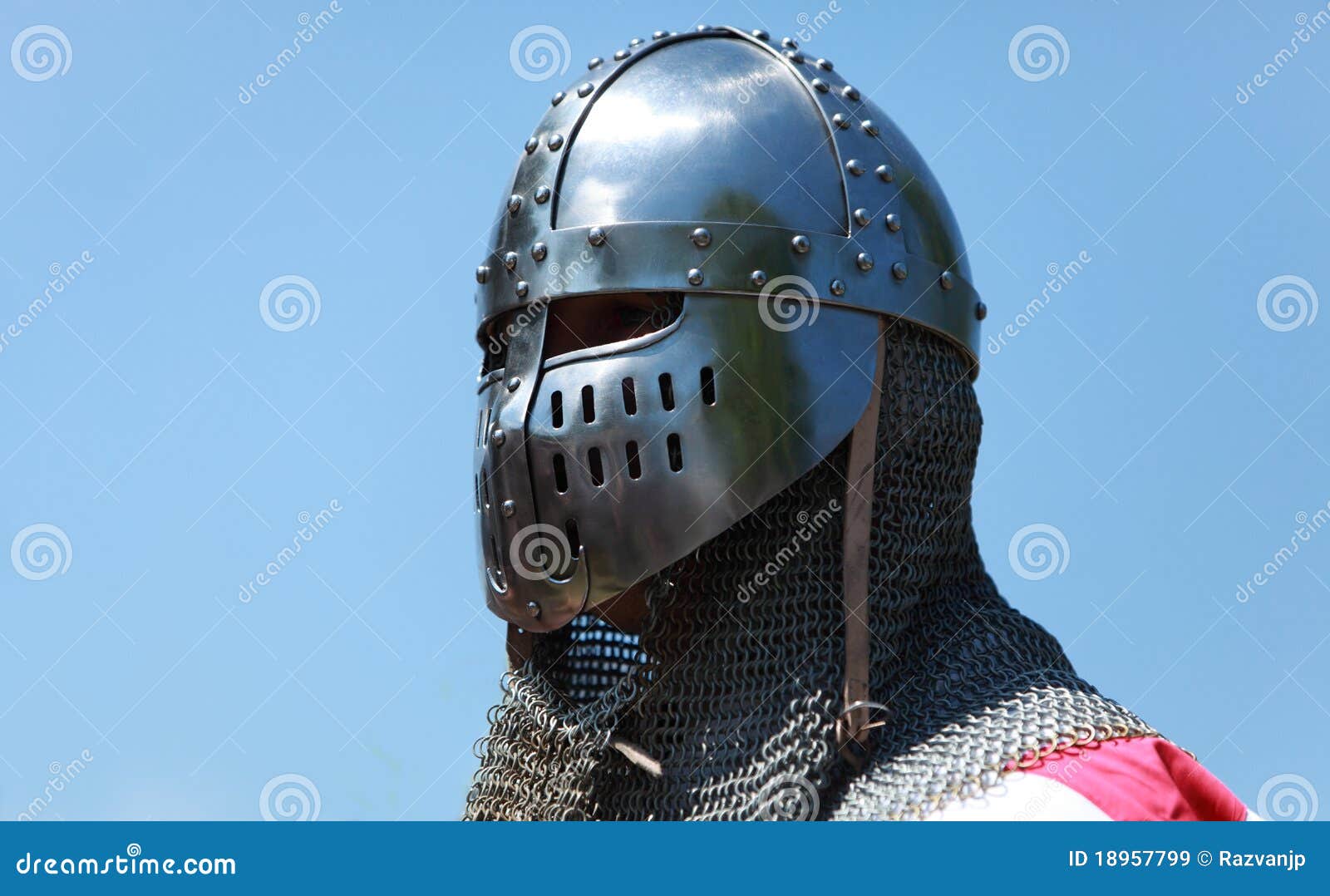 Glanzende ridderhelm stock afbeelding. Image of metaal - 18957799