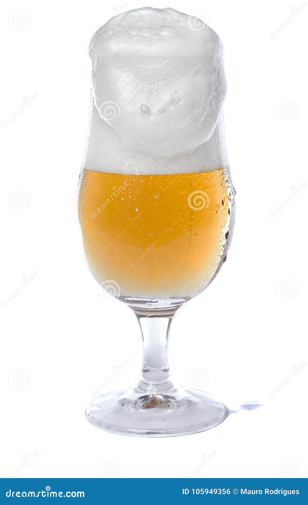 Glas bier stock foto. Image of transparant, achtergrond - 105949356