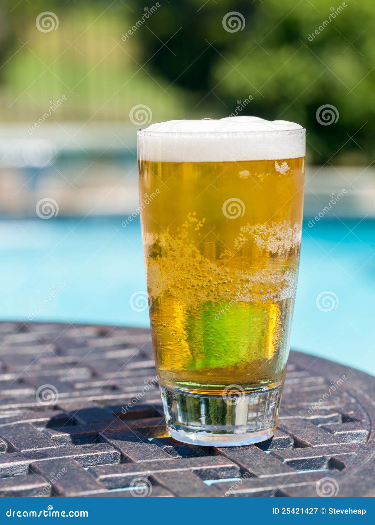 Glas Bier Auf Tabelle Durch Poolside Stockbild - Bild von hotel ...