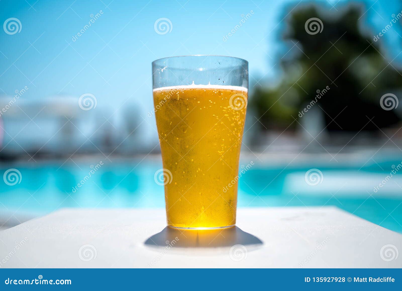 Glas Bier durch das Pool stockfoto. Bild von leuchte - 135927928