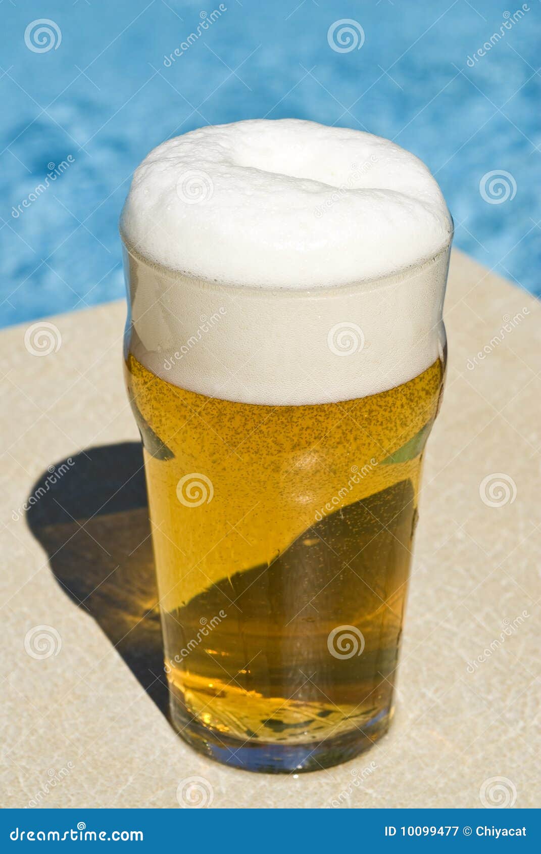 Glas Bier Durch Den Swimmingpool Stockbild - Bild von lager, bier: 10099477