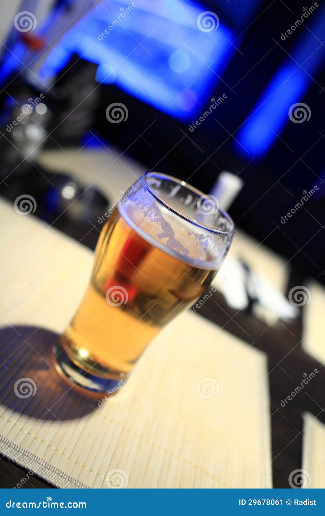 Glas bier van het vat stock afbeelding. Image of daling - 29678061