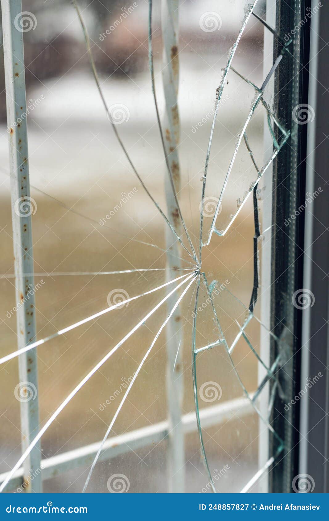 Glas, Das Durch Hooligans in Einem Fenster Aus Metall Zerbrochen Ist ...