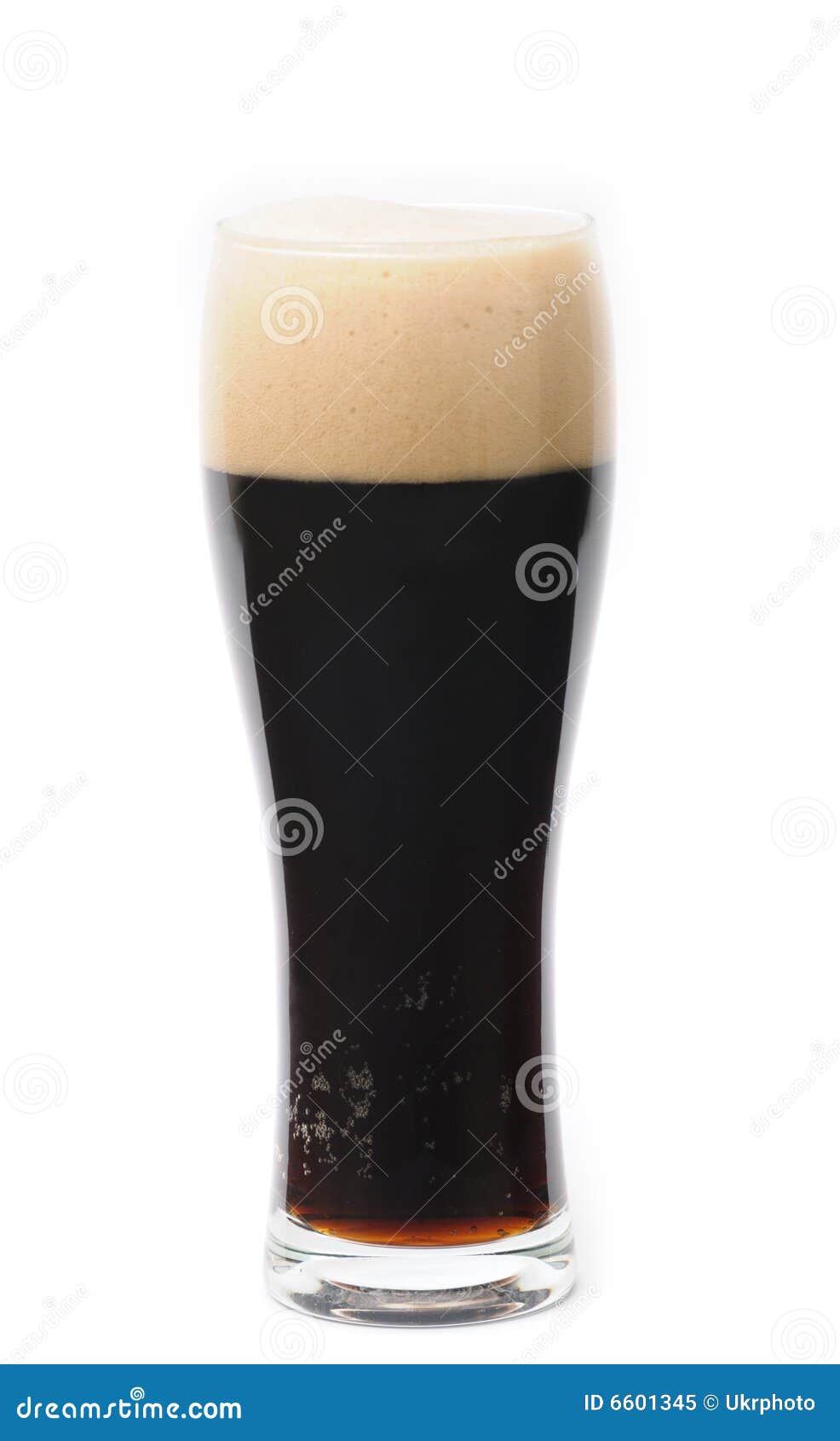 Glas dunkles Bier getrennt stockbild. Bild von alkohol - 6601345