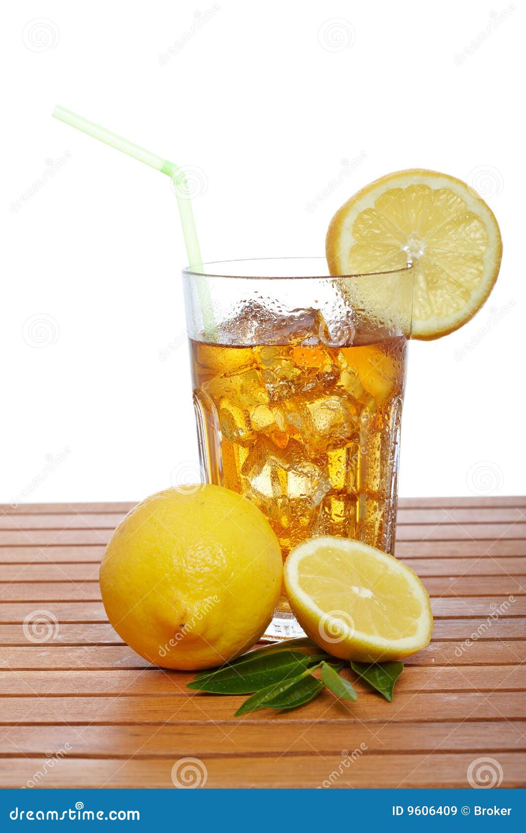 Glas Eistee mit Zitrone stockbild. Bild von kühl, kräuter - 9606409