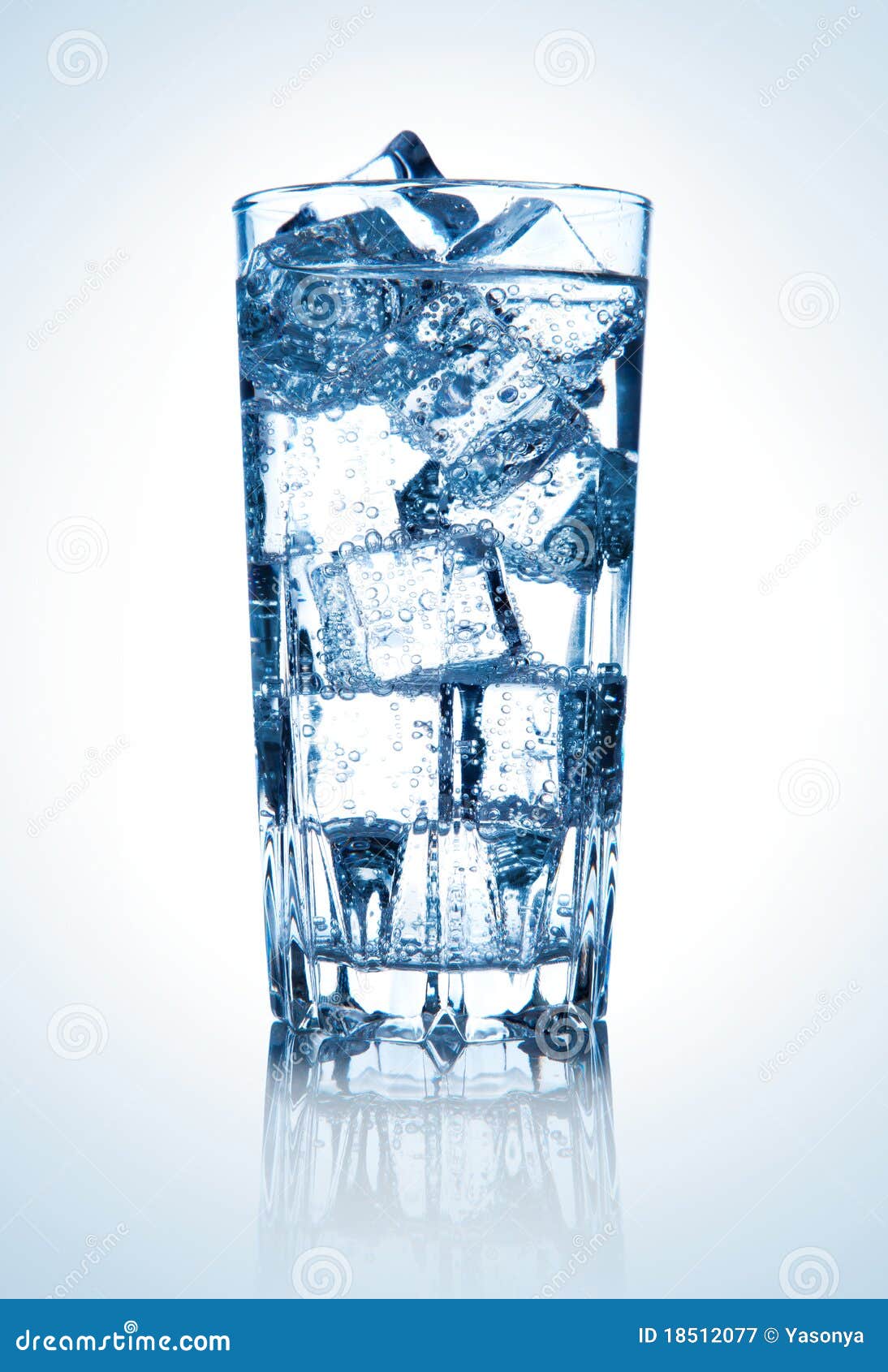 Glas Frisches Kühles Wasser Mit Eis Stockbild - Bild von voll, kühle ...