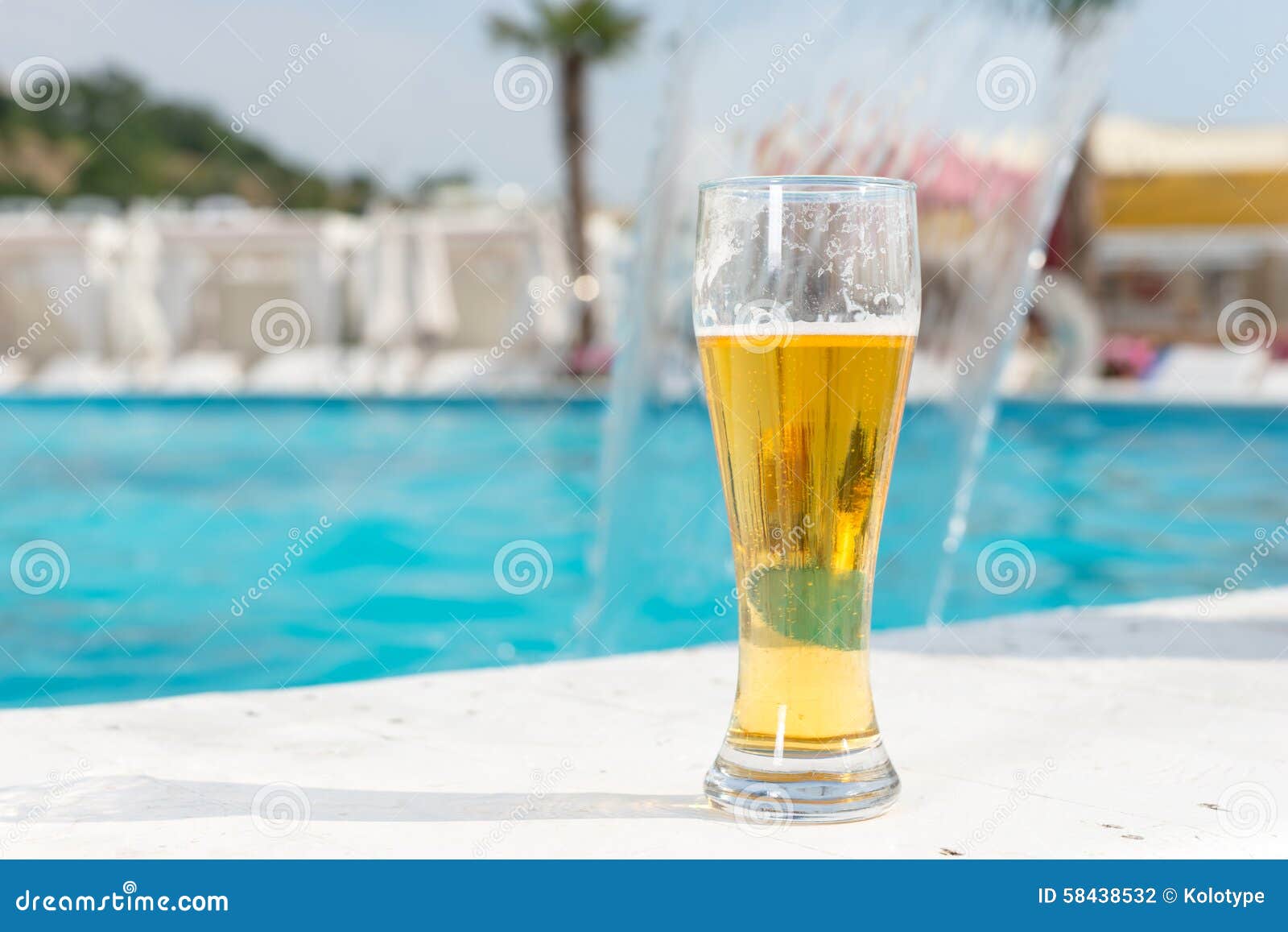 Glas Ijskoud Bier Bij De Rand Van Een Pool Stock Foto - Image of ...