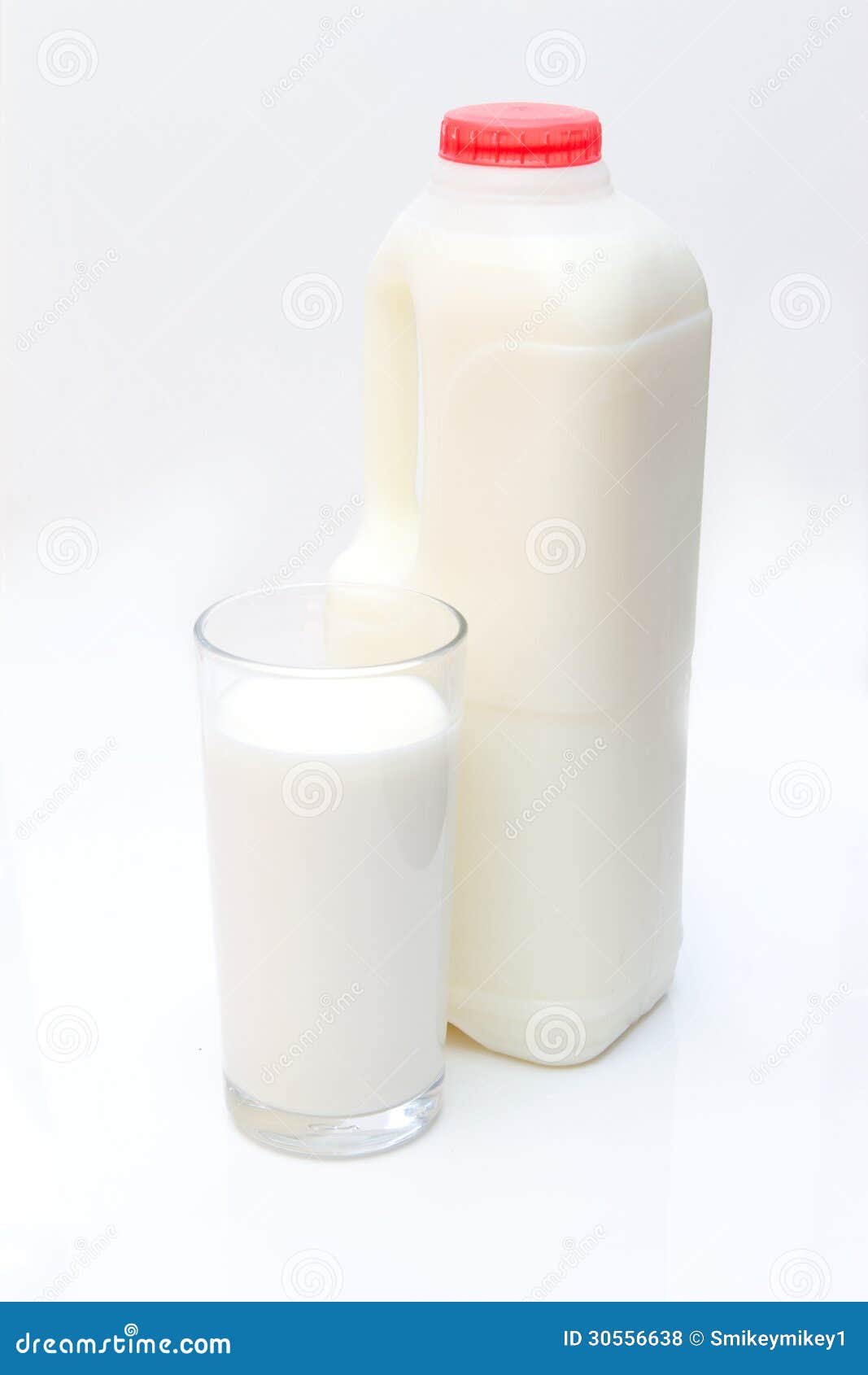 Glas melk stock foto. Image of volledig, eten, milkshake - 30556638