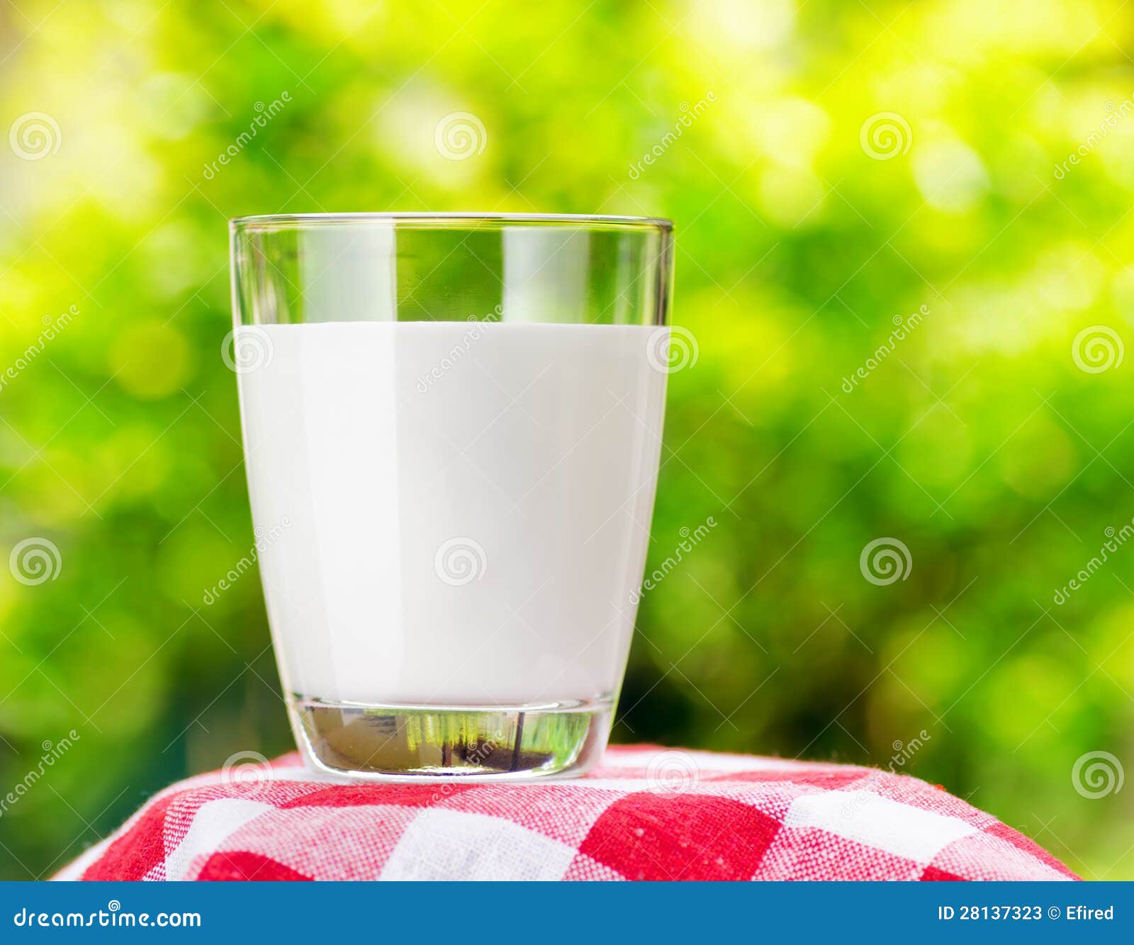 Glas Melk Op Aardachtergrond Stock Afbeelding - Image of achtergrond ...