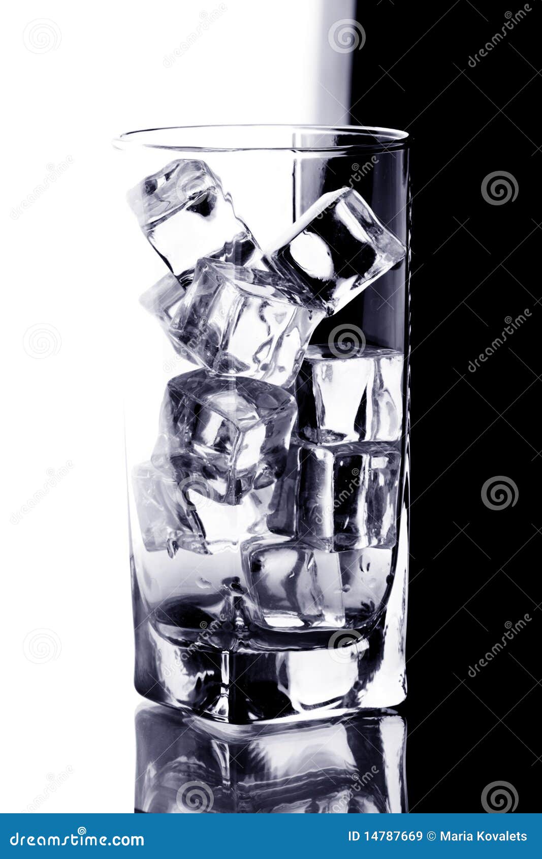 Glas met ijswater stock afbeelding. Image of glas, niemand - 14787669