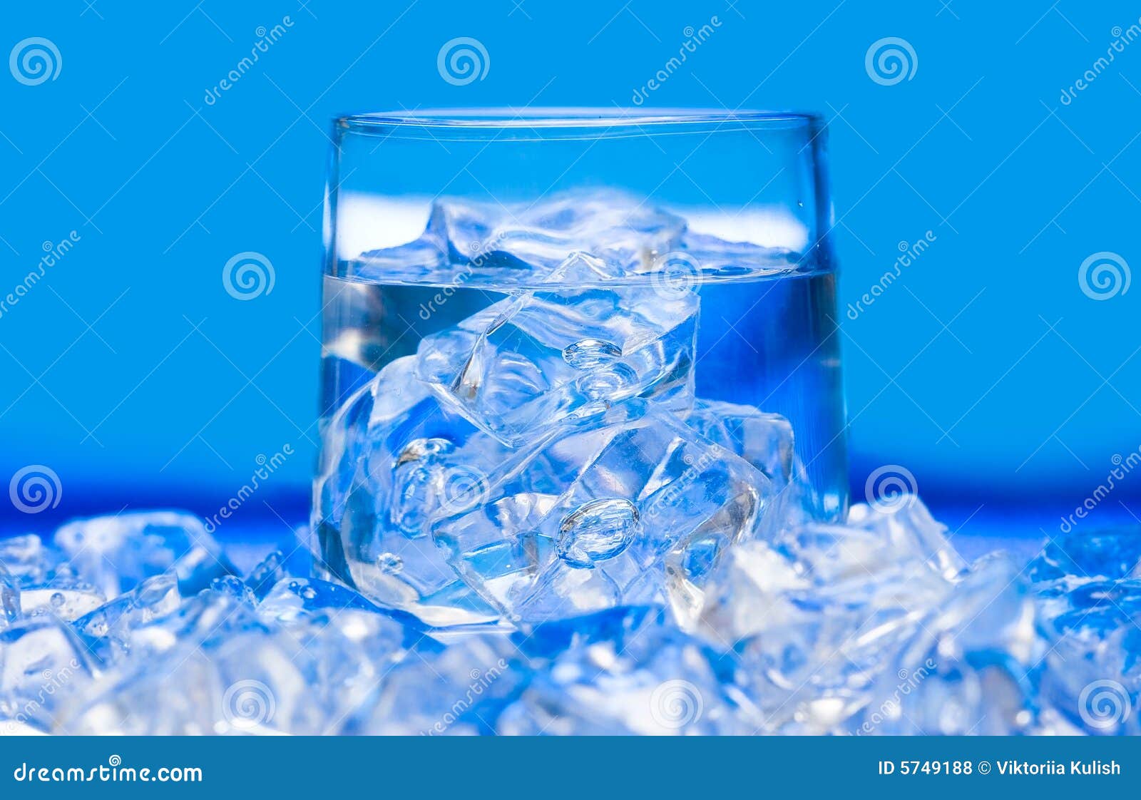 Glas met water en ijs stock foto. Image of cocktail, gezond - 5749188