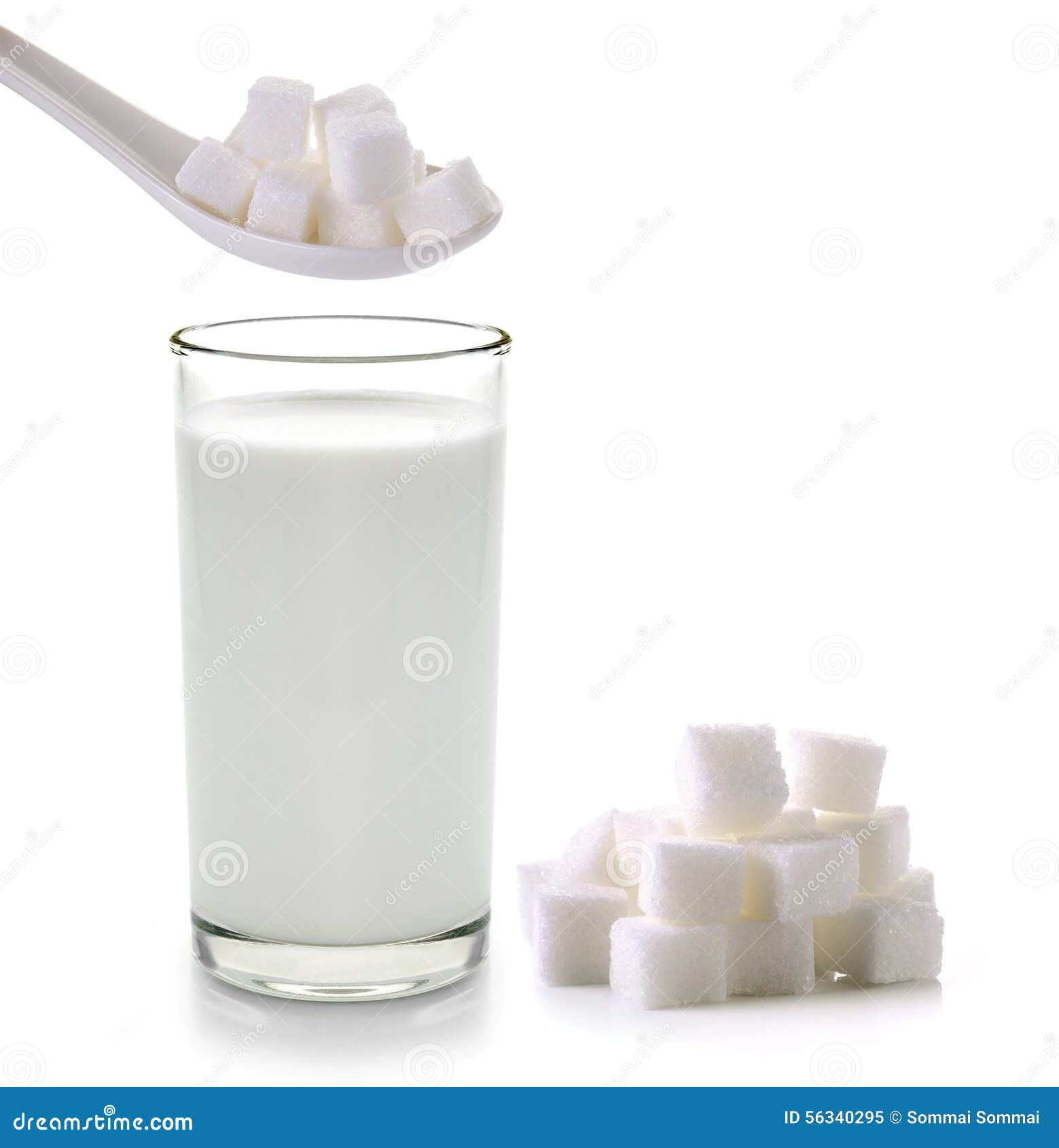 Glas Milch Mit Zucker Auf Weißem Hintergrund Stockbild - Bild von ...