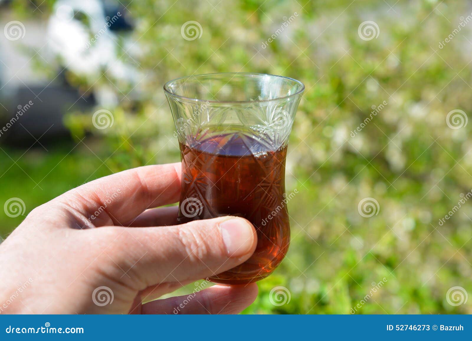 Glas Mit Wohlriechendem Tee in Der Hand Stockbild - Bild von getränk ...