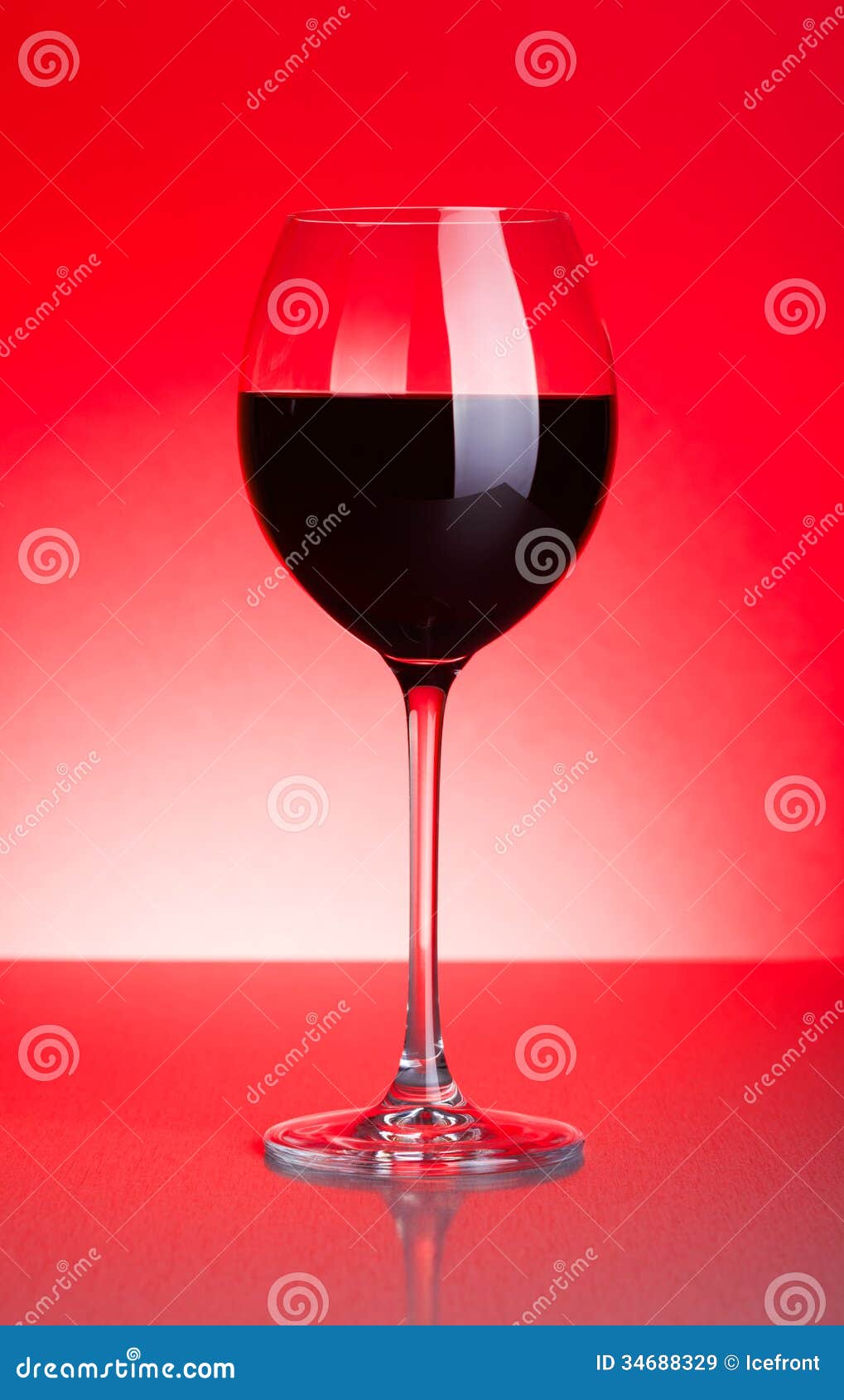 Glas rode wijn op rood stock afbeelding. Image of alcoholisch - 34688329