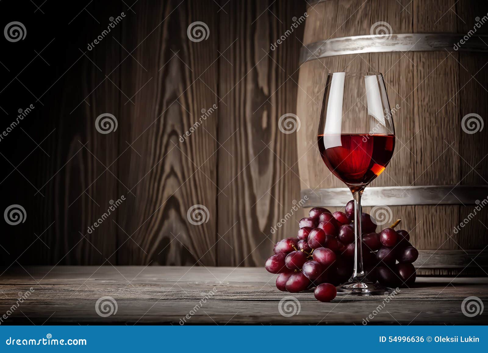 Glas Rotwein Mit Trauben Und Fass Stockfoto - Bild von eleganz, flasche ...