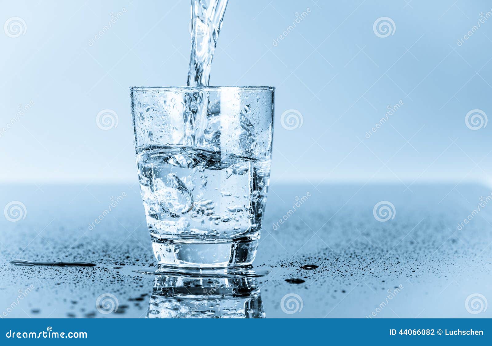 Glas schoon drinkwater stock foto. Afbeelding bestaande uit daling ...