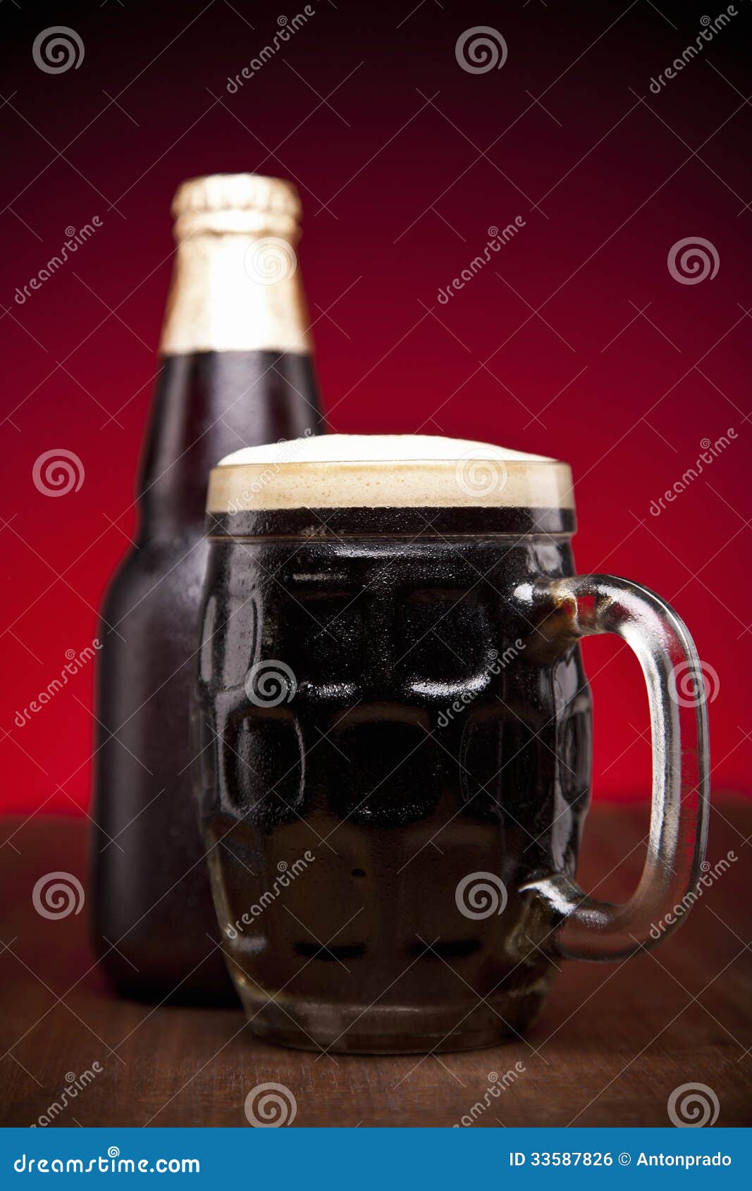 Glas und Flasche Bier stockfoto. Bild von flasche, schäumend - 33587826
