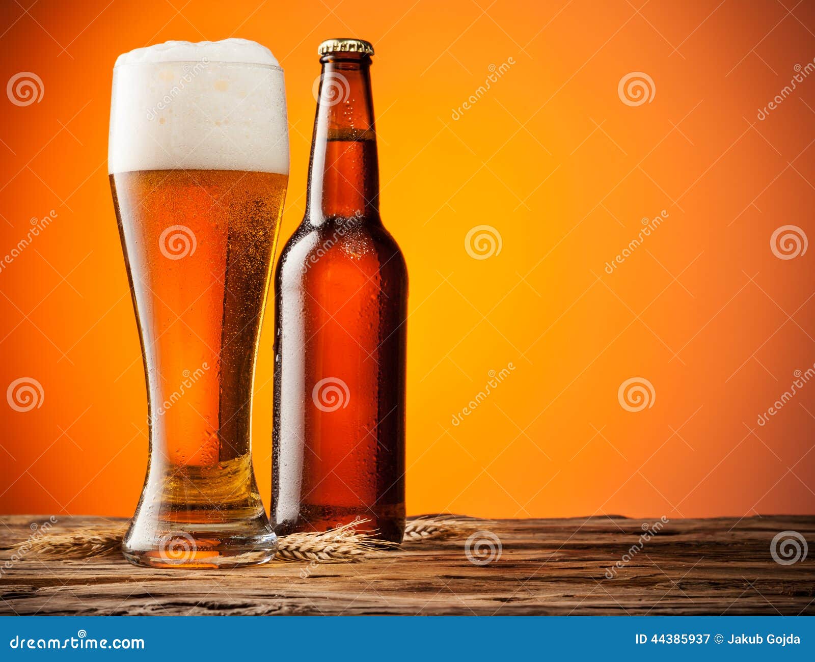 Glas Und Flasche Bier Mit Orange Hintergrund Stockbild - Bild von ...