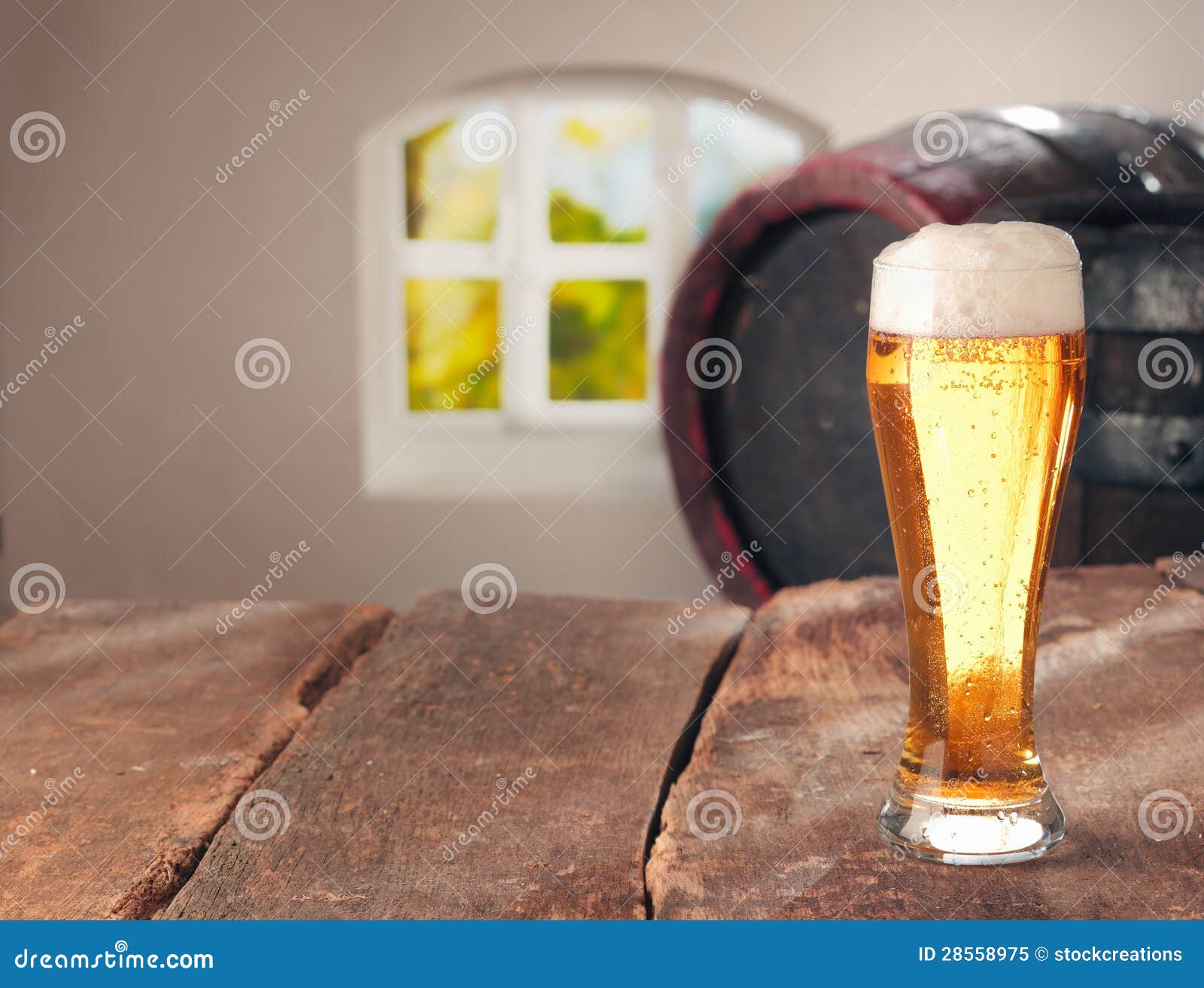 Glas van bier en een vat stock afbeelding. Image of enkelvoudig - 28558975