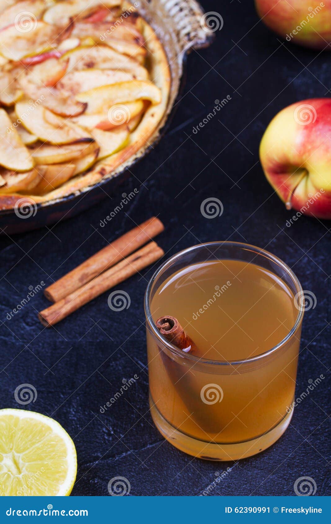 Glas Van Cider, Appelen En Citroen Stock Afbeelding - Image of goud ...