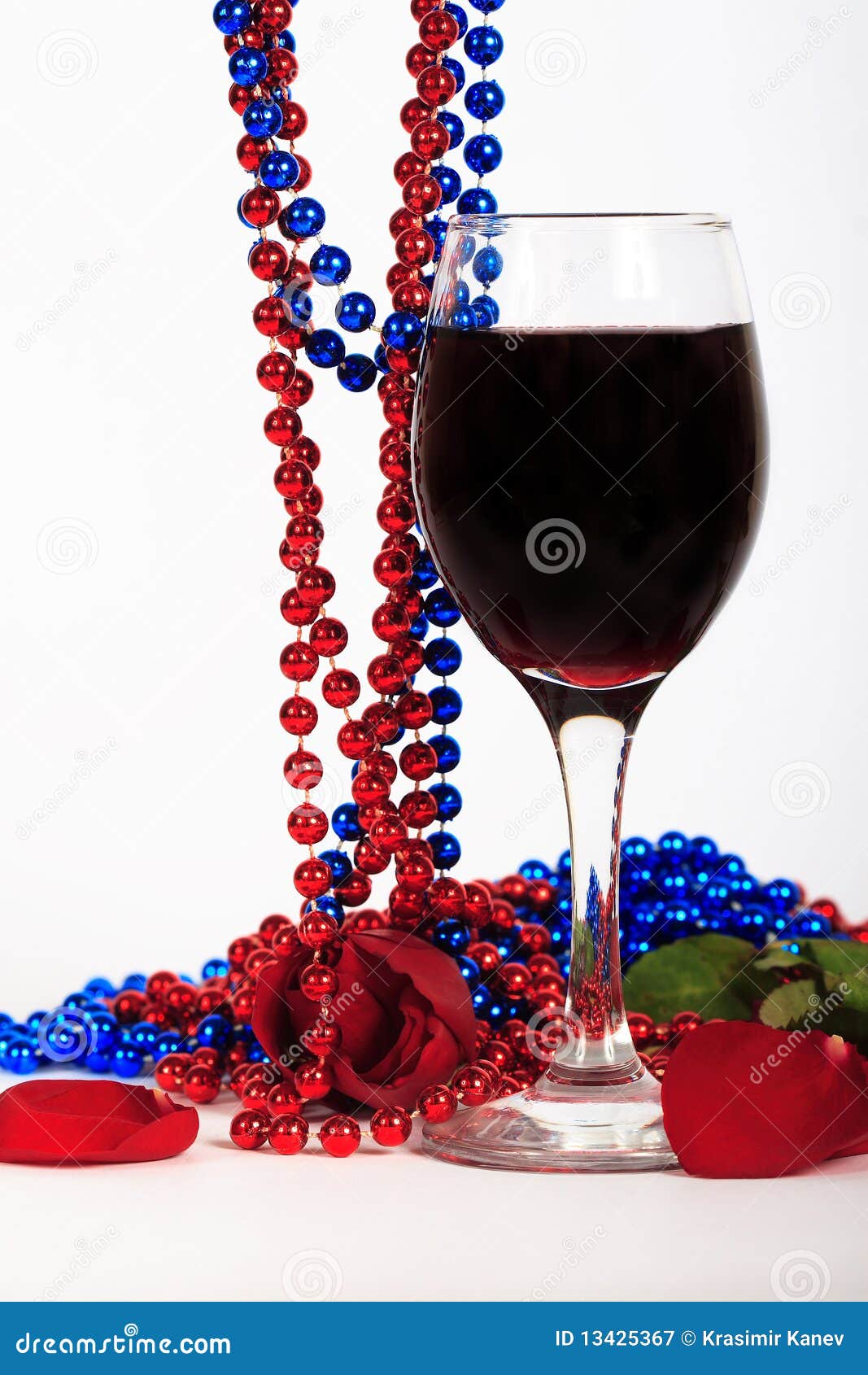 Glas Van De Wijn Met Rood Nam Toe Stock Afbeelding - Image of roos ...