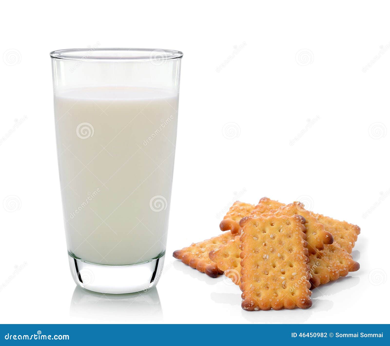 Glas Van Melk En Cracker Op Wit Wordt Geïsoleerd Dat Stock Foto - Image ...