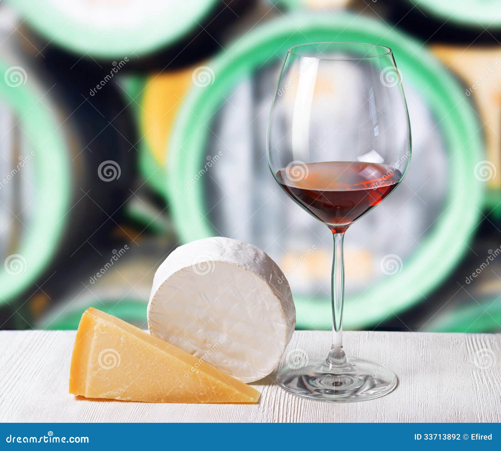 Glas Van Wijn En Kaas in Wijnmakerij Stock Foto - Image of achtergrond ...