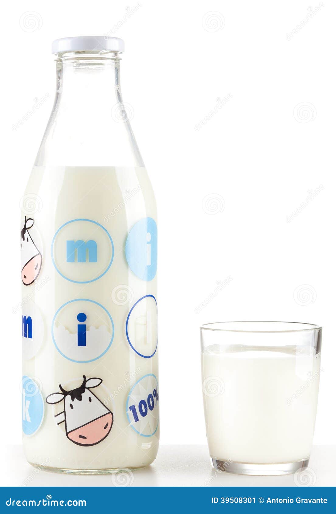Glas verse melk stock afbeelding. Image of gegoten, groei - 39508301