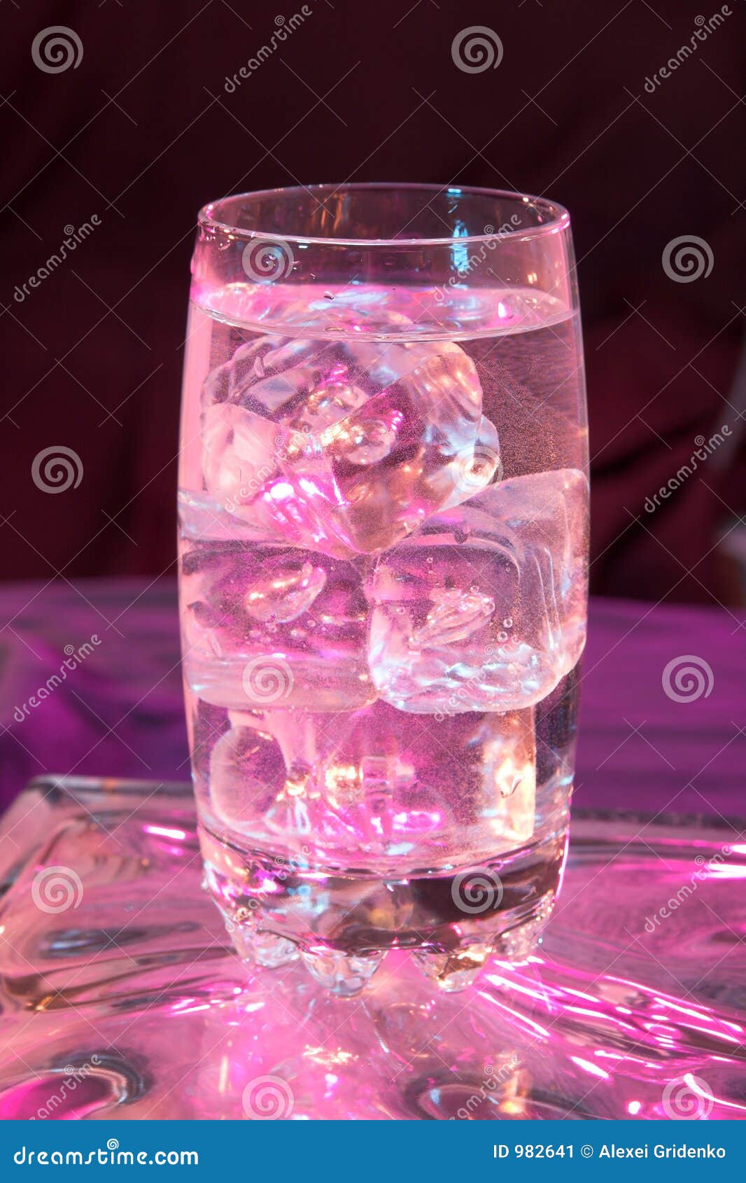Glas Wasser mit Eis stockbild. Bild von purpurrot, frisch - 982641