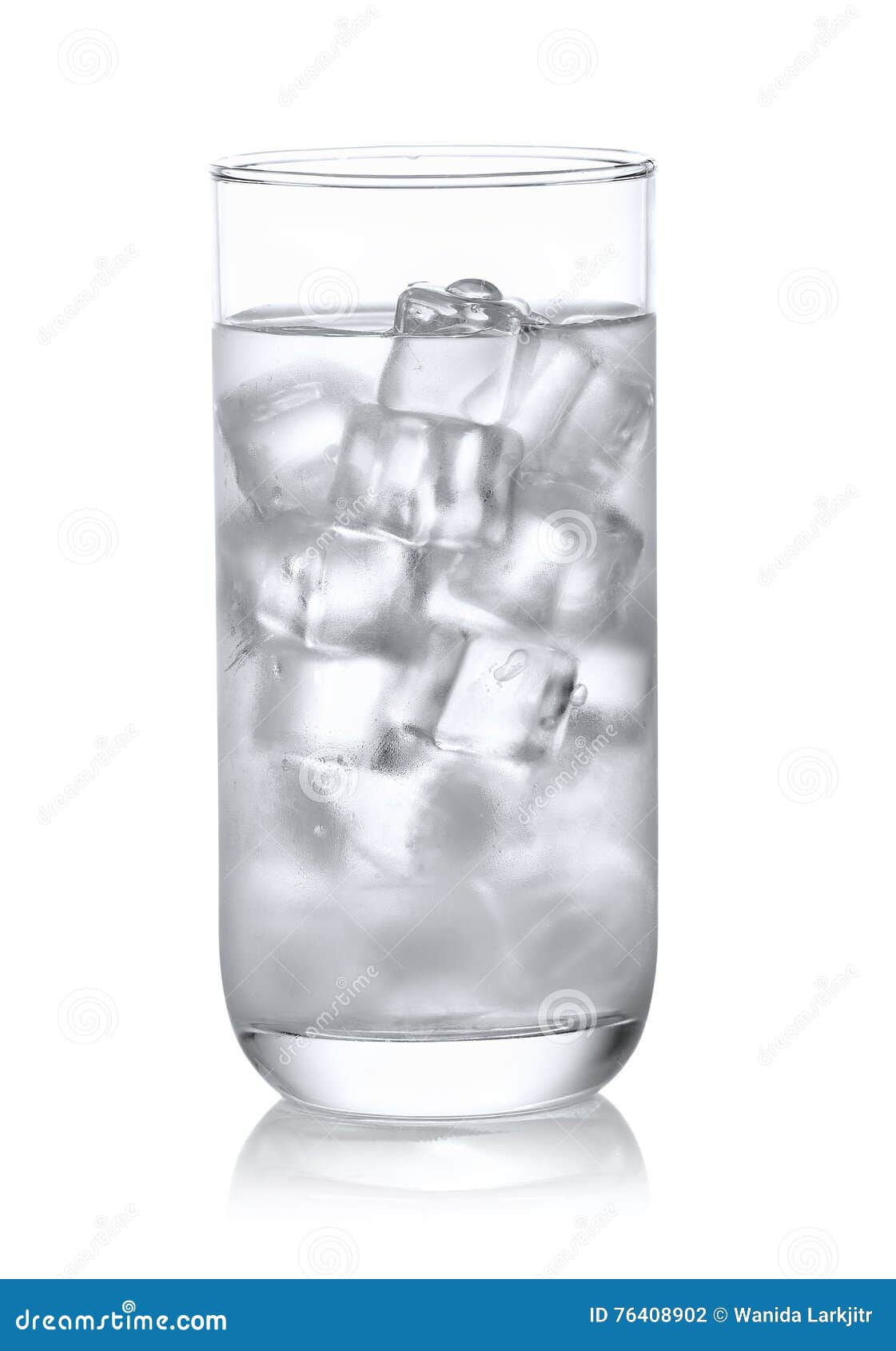 Glas Wasser Mit Eis Auf Weißem Hintergrund Stockfoto - Bild von ...
