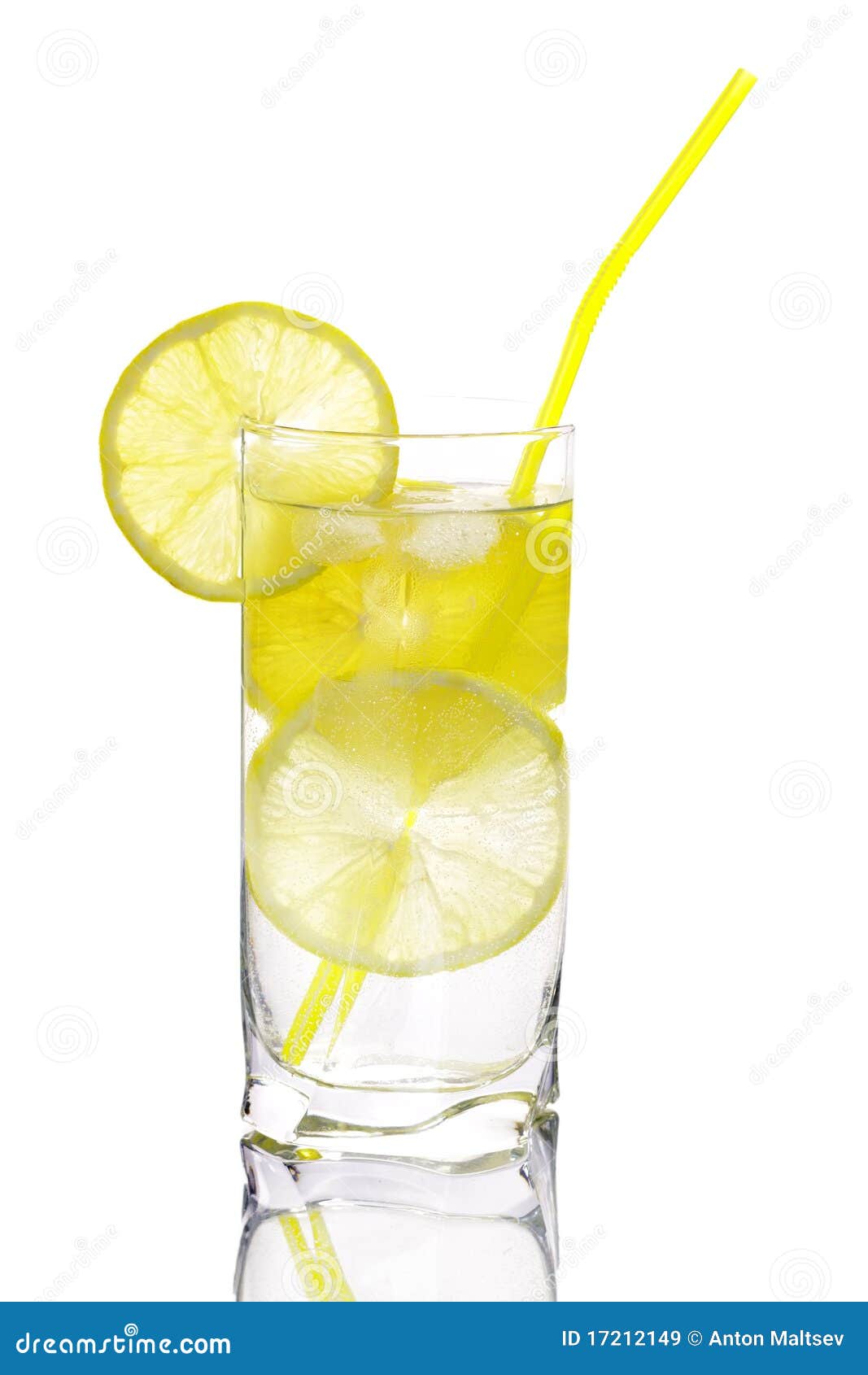 Glas Wasser mit Zitrone stockbild. Bild von getränk, bestandteil - 17212149