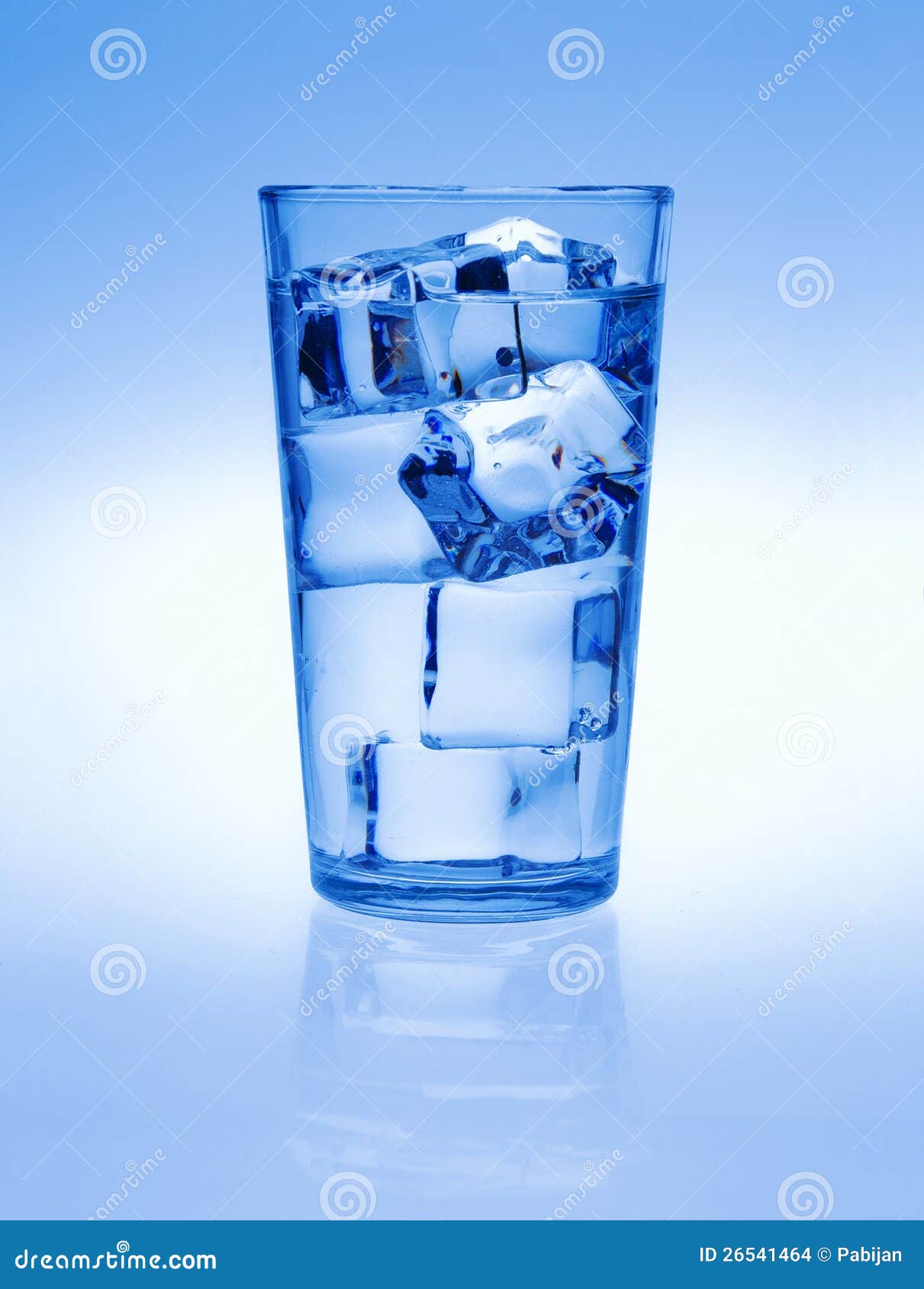 Glas water met ijs stock foto. Image of glas, schot, verfrissing - 26541464