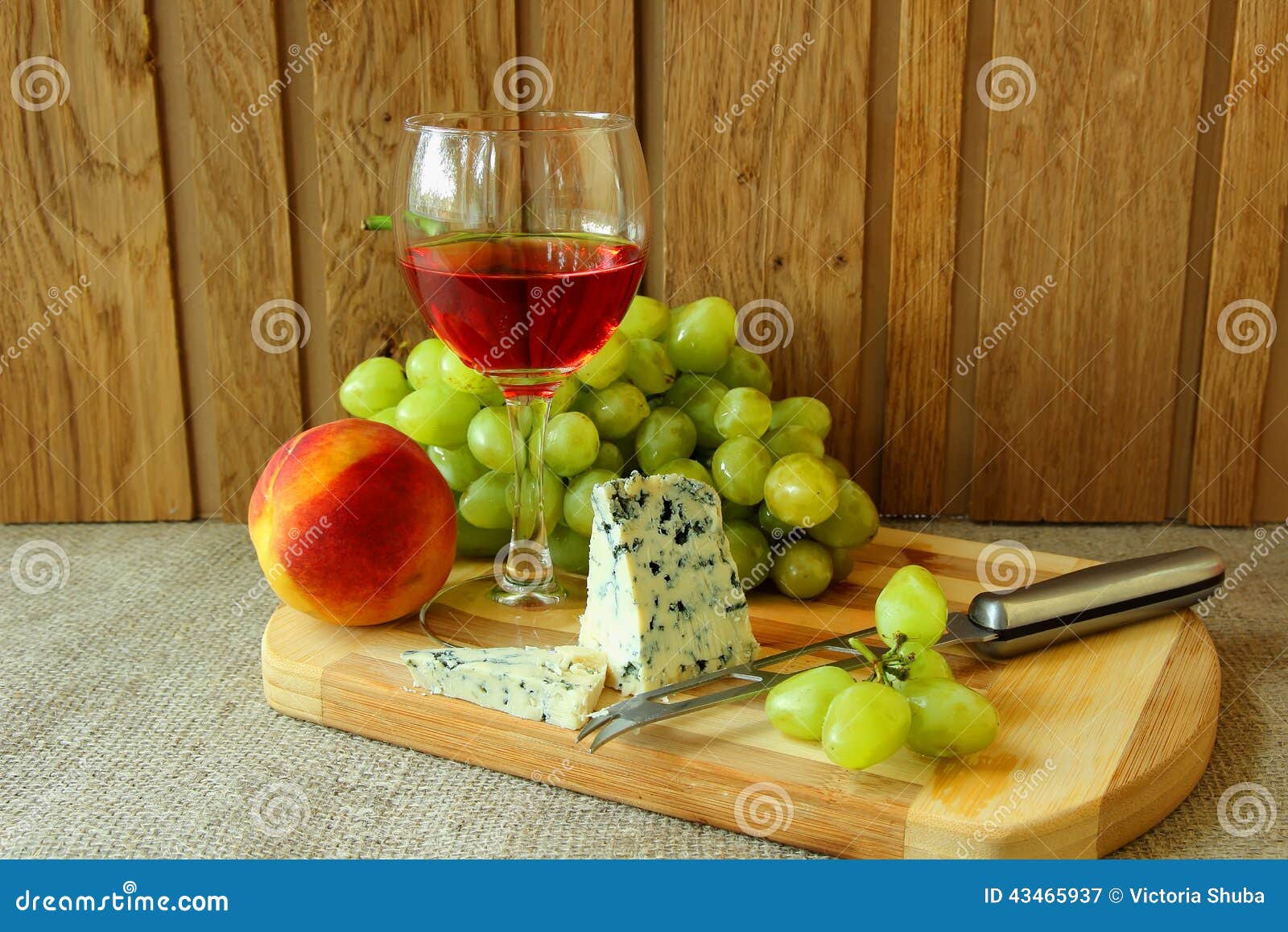 Glas wijn, kaas en fruit stock afbeelding. Image of middel - 43465937