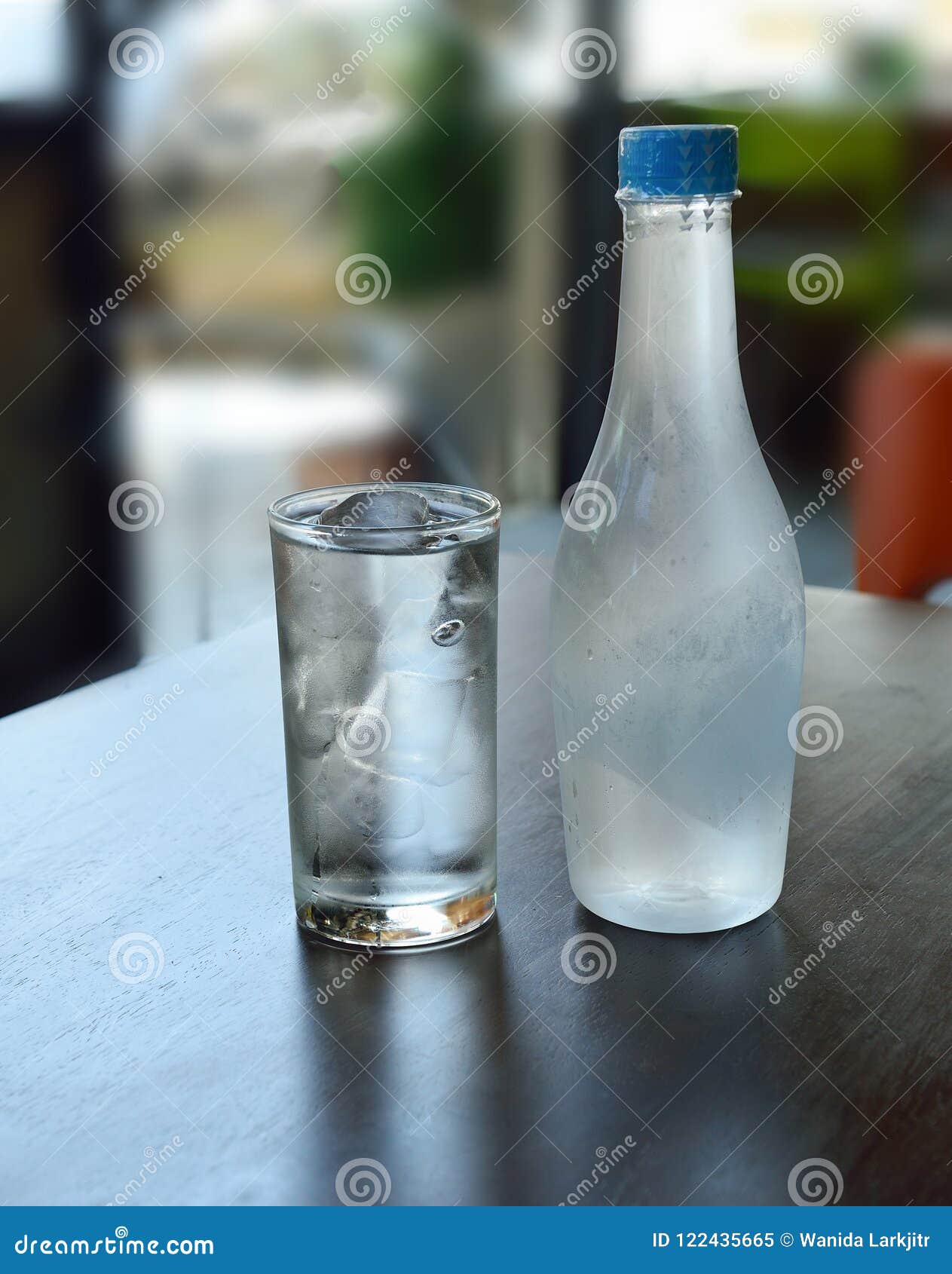 Glas zeer koud water stock afbeelding. Image of water - 122435665