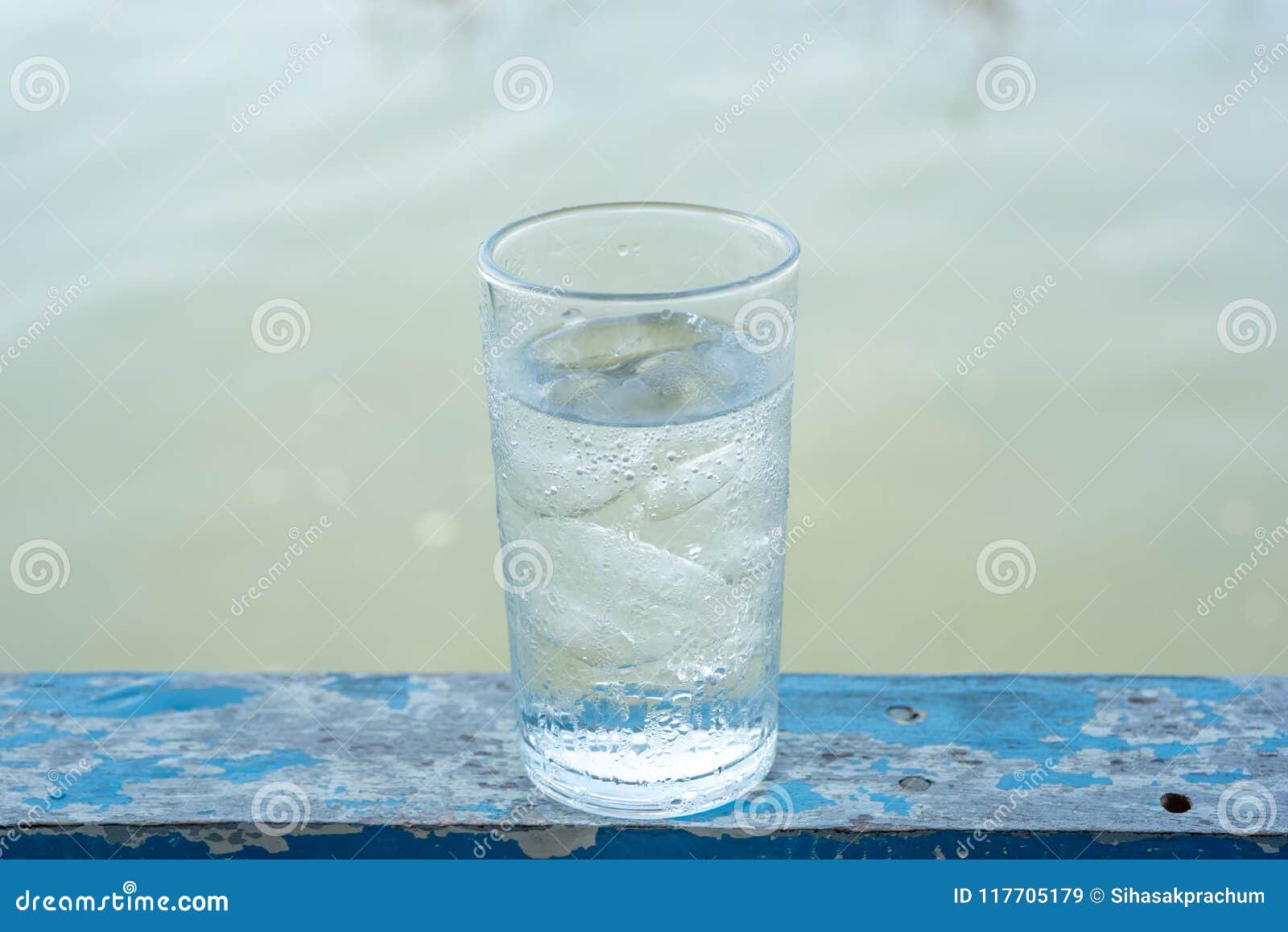 Glass kallt vatten med is fotografering för bildbyråer. Bild av vatten ...