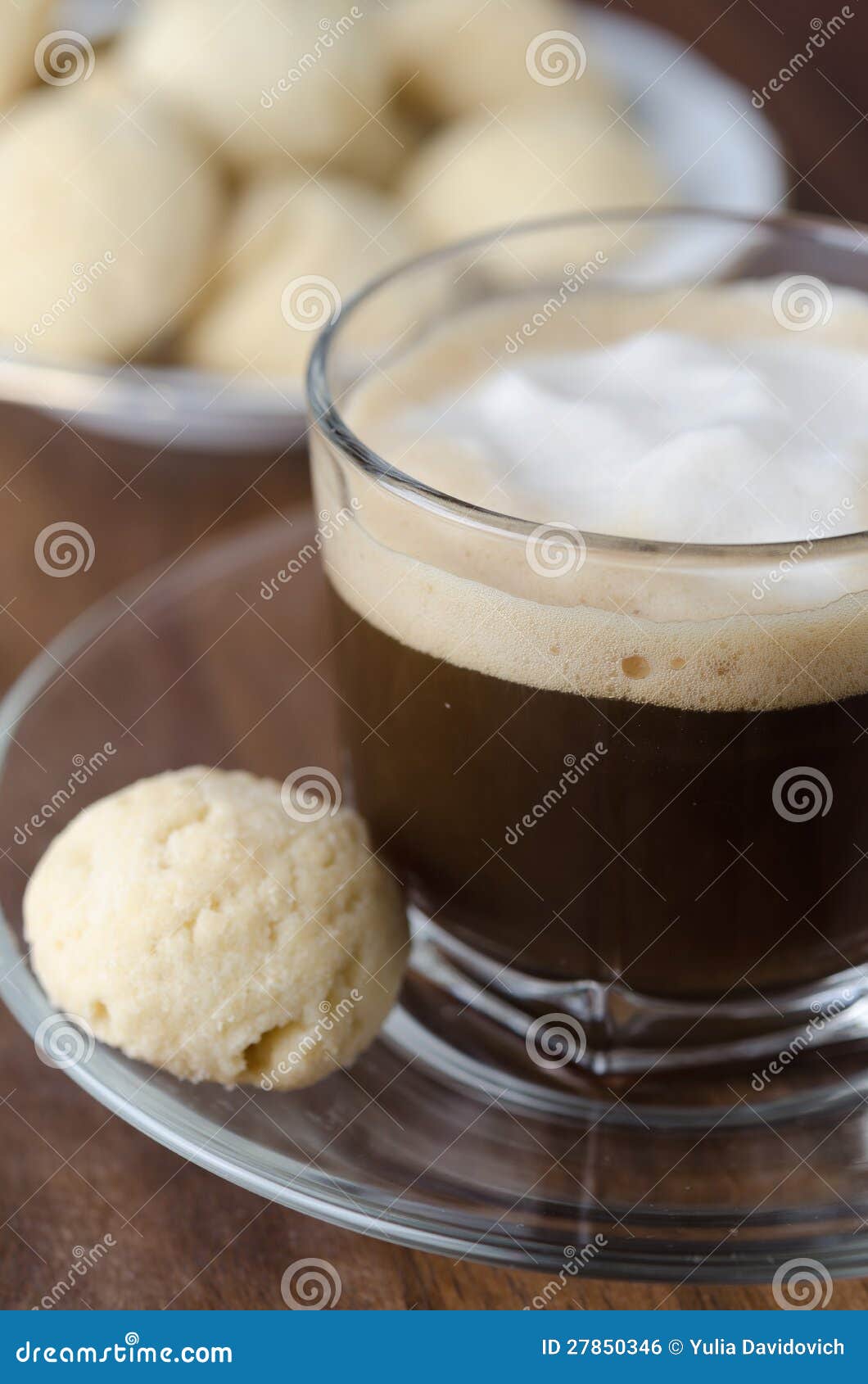 Glass Kopp Av Kaffe Med Fradga Arkivfoto - Bild av kexar, koffein: 27850346