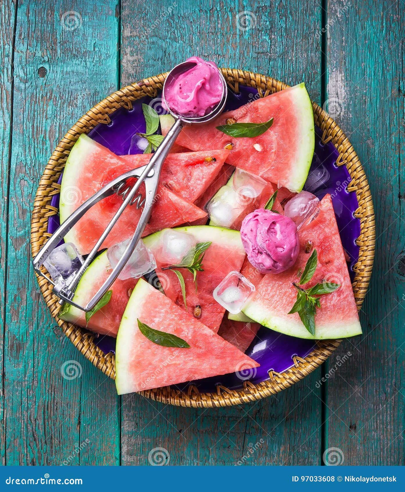 Glass med vattenmelon arkivfoto. Bild av skivor, efterrätt - 97033608