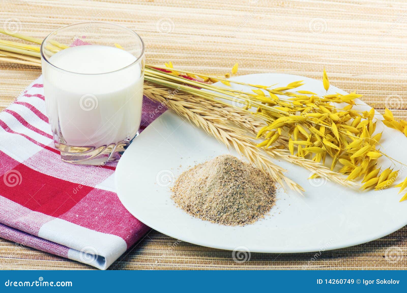 Glass of Milk and Wheat Ears Stock Image - Image of freshness, loaf ...