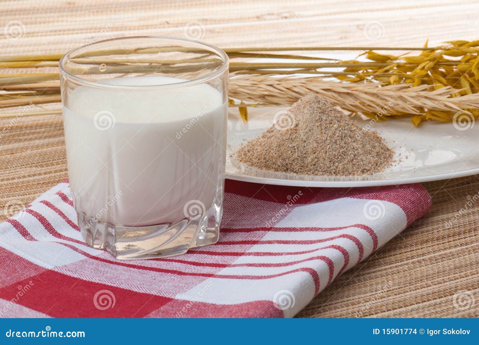 Glass of Milk and Wheat Ears Stock Photo - Image of fresh, beverage ...