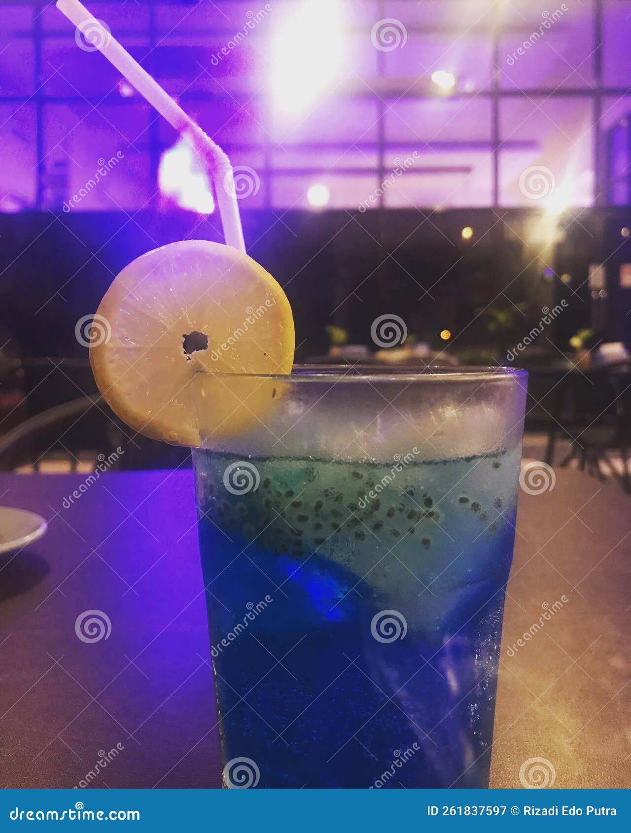 A Glass of Mocktail in a Cafe Stock Image - Image of kerja, malamminggu ...