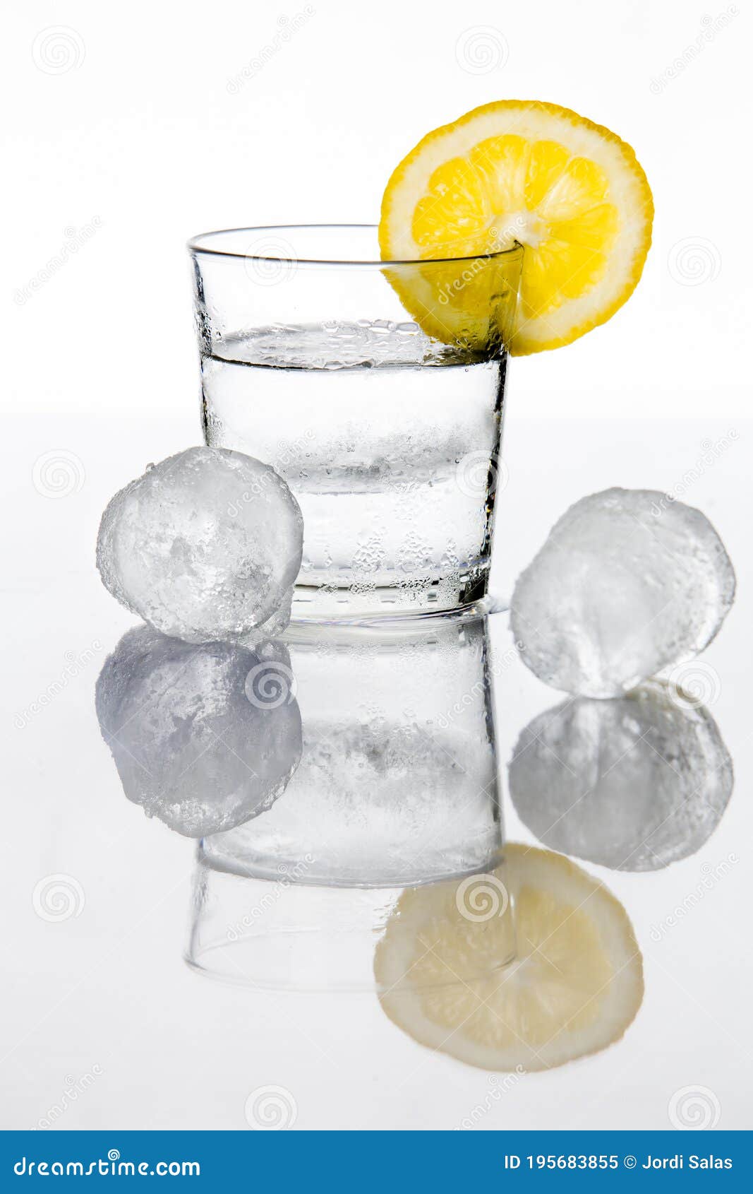 Glass of Cold Water with Lemon Stock Image - Image of cool, hielo ...