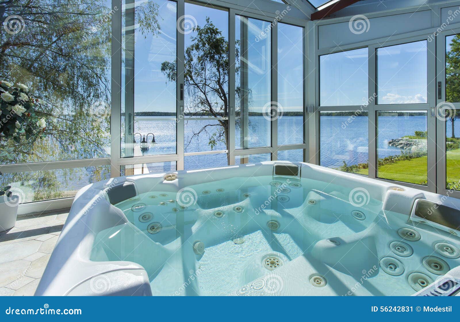 Glassed I Bubbelpool Vid Havet Fotografering för Bildbyråer - Bild av ...