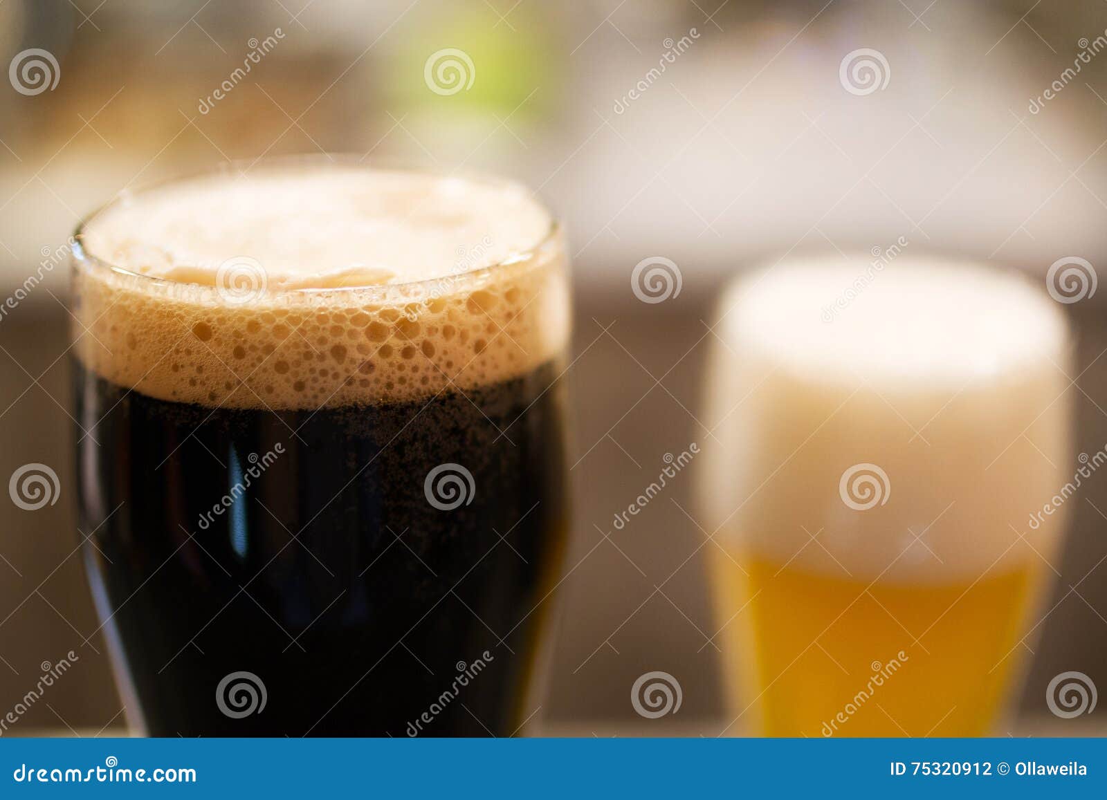 Glassed Van Donker Bier En Lagerbier Stock Foto - Image of geel, kroeg ...